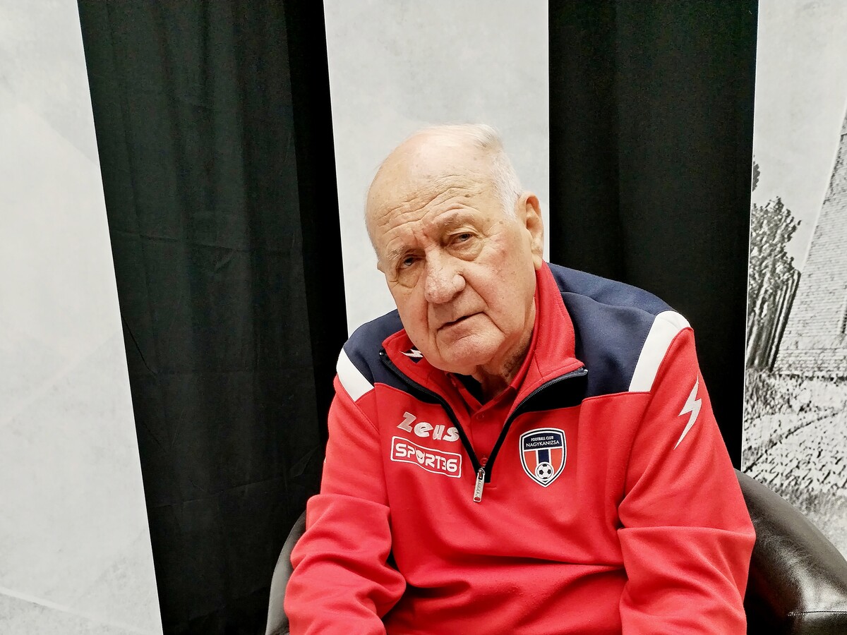 Fotók, tablók, érmek, újságok után már könyvek is őrzik a jövőnek a ...