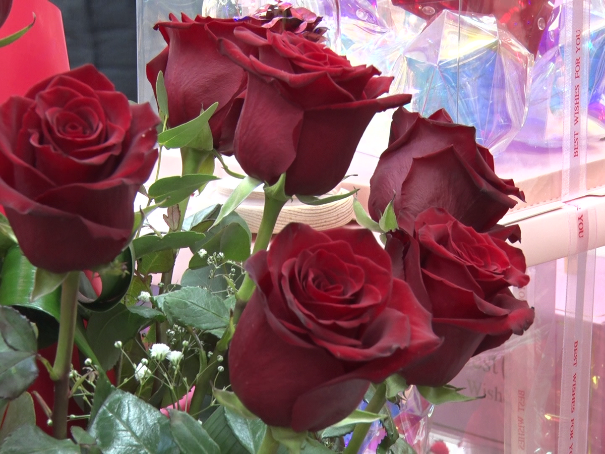 Az ehető csokor, a világító maci és a hagyományos vörös rózsa is ...